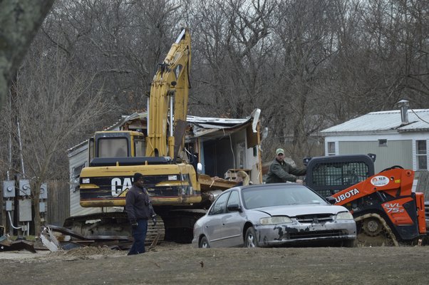 Southampton Town Demolishes Dilapidated Riverside Mobile Home - 27 East